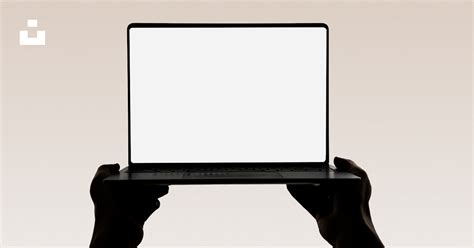 빈 화면이 있는 열린 노트북을 두 손이 들고 있습니다 사진 Unsplash의 무료 웹 디자인 이미지