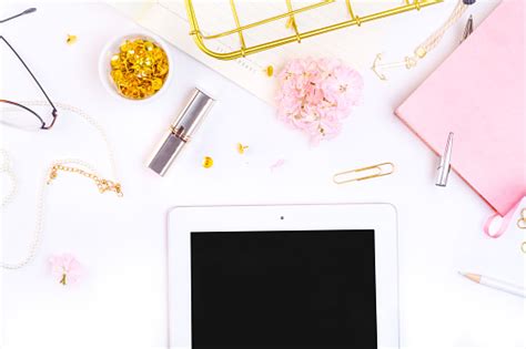 직장 이랑 분홍색 가죽 노트북 안경 흰 태블릿와 흰색 배경 평면도에 황금 액세서리 평면 복사 공간을 놓으십시오 여성 작업 스타일 개념입니다 개념과 주제에 대한 스톡 사진 및