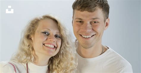 흰색 긴 소매 셔츠를 입은 여자 분홍색과 흰색 물방울 무늬 드레스를 입은 소녀 사진 Unsplash의 무료 회색 이미지