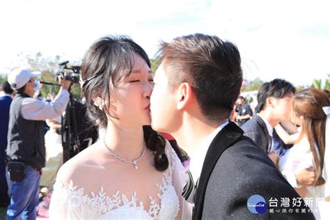 88對新人葫蘆墩公園甜蜜完婚 盧秀燕送溫暖祝福