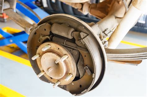 근접 촬영의 수리 새 타이어 교체 과정에 대 한 차량의 디스크 브레이크 자동차 브레이크 차고에서 수리 강철에 대한 스톡 사진 및 기타 이미지 Istock