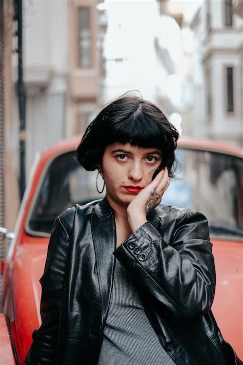 가죽 자켓 개성 거리 분위기 거리 스타일 거리 초상화 검은 머리 검은색 가죽 자켓 대담한 대도시 대체 스타일