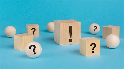 파란색 배경의 나무 블록에 느낌표 기호 표시와 나무 공이 둘러 쌓여 있습니다 0명에 대한 스톡 사진 및 기타 이미지 0명 개념 교육 Istock