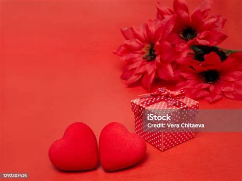 두 개의 하트와 붉은 꽃이있는 선물 상자 발렌타인 데이 어머니의 날 또는 생일을위한 축제 개념 0명에 대한 스톡 사진 및 기타 이미지 Istock