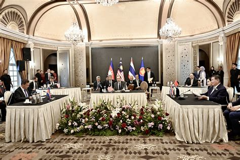 รองนายกรัฐมนตรีและรัฐมนตรีว่าการกระทรวงมหาดไทย นายภูมิธรรม เวชยชัย รักษาราชการแทนนายกรัฐมนตรี