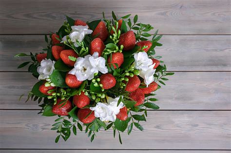 꽃과 과일에서 꽃다발입니다 잘 익은 딸기과 흰색 Freesia 나무 배경입니다 상위 뷰 가을에 대한 스톡 사진 및 기타 이미지 Istock