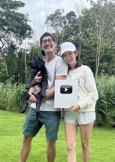 “เวียร์ ศุกลวัฒน์” โพสต์ภาพคู่ “วิกกี้ พีมนต์ญา” โชว์โล่เงินจากยูทูบ ขอบคุณกำลังใจดีๆ