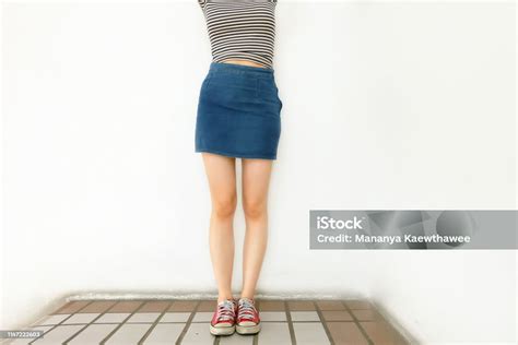 여유 공간의 레드 스 니 커 즈 아름 다운 슬림 여자 다리와 빨간 신발 및 바닥 배경에 진 스커트 어떤 사용에 대 한 좋은 가냘픈에 대한 스톡 사진 및 기타 이미지 Istock