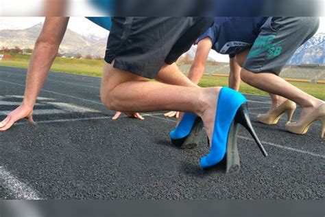 穿着高跟鞋跑步啥感觉？小哥亲身体验，看这样子笑出猪声！