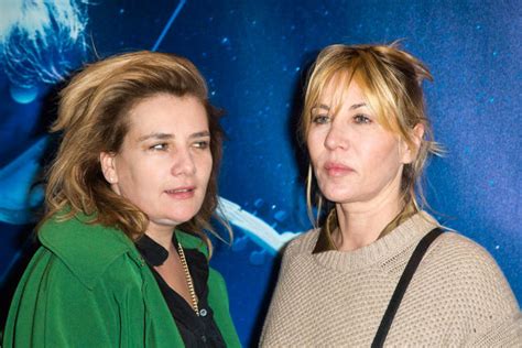 Mathilde Seigner Décorée Sa Sœur Laccuse De Violences