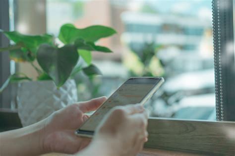 여자 손 스마트폰 카페가 게 화려한 아름 다운 Bokeh 배경으로 사용 하 여 비즈니스 금융 무역 재고 Maket 및 소셜 네트워크 개념 개념에 대한 스톡 사진 및 기타