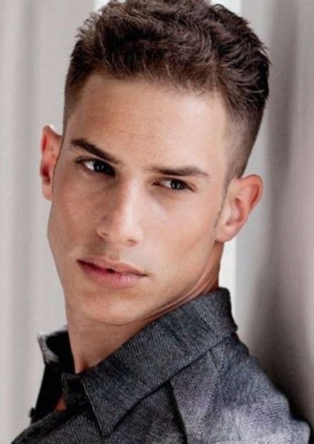 Чоловіча зачіска теніс