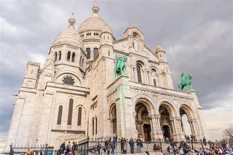 흐린 날에는 사크 르 쾨 르 대성당을 조망 하실 수가 있습니다 성스러운 마음의 바실리카 파리 프랑스 건축에 대한 스톡 사진 및 기타 이미지 Istock
