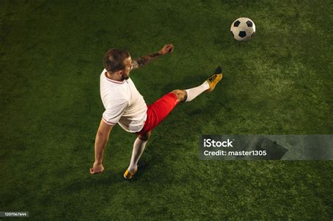 잔디의 녹색 배경에 백인 축구 또는 축구 선수의 상단보기 Championship에 대한 스톡 사진 및 기타 이미지 Championship 경기 스포츠 경기장 Istock