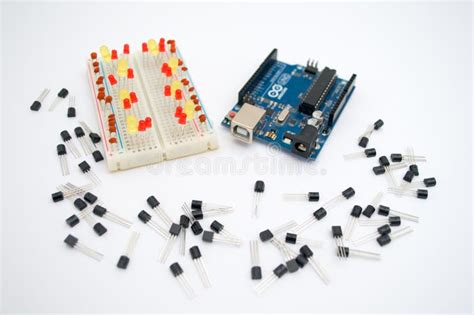 Arduino Transistor Protoboard Com Diodo Emissor De Luz Alinhou Imagem De Stock Imagem De