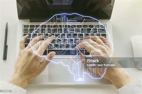 배경에 컴퓨터 키보드에 손으로 입력창조적 인 인간의 뇌 마이크로 회로의 이중 노출 미래 기술 및 Ai 개념 공부에 대한 스톡 사진 및 기타 이미지 Istock