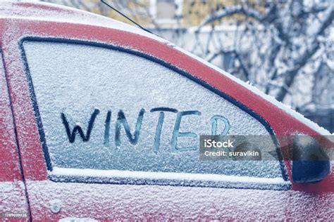 빨간 자동차의 눈 덮인 측면 창에 손가락으로 쓰여진 겨울 단어 0명에 대한 스톡 사진 및 기타 이미지 0명 12월 가리기 Istock