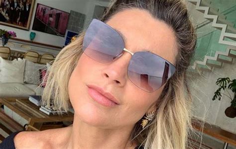 Flávia Alessandra posa de maiô fio dental e mostra corpão OFuxico