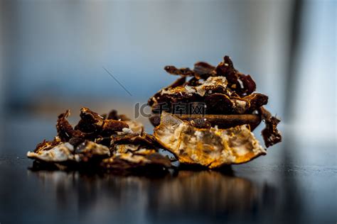 生去皮罗望子或 Imli 在木质表面的粘土碗中。高清摄影大图 千库网