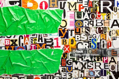 신문 잡지 편지와 숫자로 클리핑에서 콜라주에 녹색 종이의 찢어지고 구겨진 조각 잡지 배경에서 잘라 알파벳 문자에 붙어 찢어진