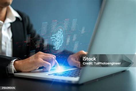 노트북에서 인공 지능을 사용하여 관리 개념을 문서화하는 사업가 인공 지능 기술 사업가 쇼 가상 그래픽 글로벌 인터넷 연결 Ai와