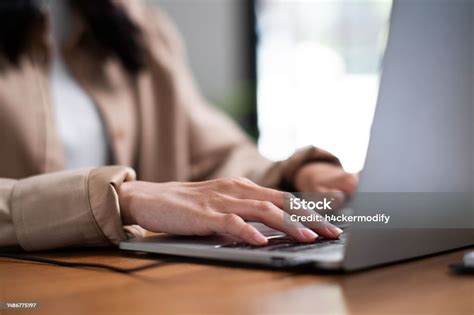 여성 사업가들은 노트북으로 작업하고 있다 비즈니스 및 기술 개념 가리키기에 대한 스톡 사진 및 기타 이미지 가리키기 개념 개념과 주제 Istock