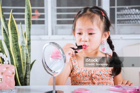 메이크업을 만드는 어린 소녀 그녀의 얼굴 그녀는 거울을보고 입에 빨간 립스틱을 적용 2 3 살에 대한 스톡 사진 및 기타 이미지 2 3 살 거울 귀여운 Istock