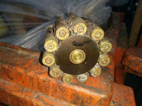 အမှိုက်ပုံအတွင်းမှ ကျည်ဆံ၊ ဗုံးသီးခွံများ တပ်ဆင်ထားတဲ့ ပစ္စည်းတစ်ခုရှာဖ