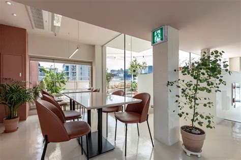 컬러로 포인트를 준 모던한 컨셉의 카페인테리어 종로구 봉익동