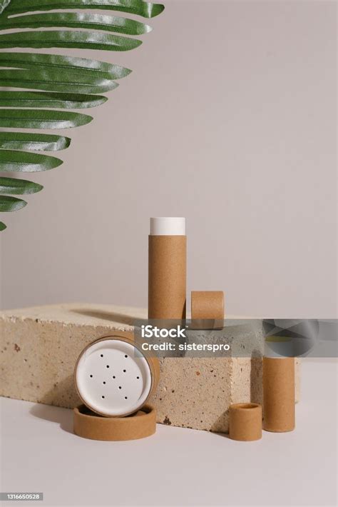 제로 폐기물 립스틱 포장 종이로 만든 립밤 튜브 빈 레이블모의 모의 텍스트 공간 복사 립밤에 대한 스톡 사진 및 기타 이미지 립밤 라벤더 식물 종이 Istock