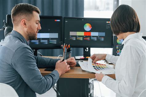 창조적 인 직업 사무실에서 함께 일하는 두 명의 디자이너 25 29세에 대한 스톡 사진 및 기타 이미지 25 29세 2명 개발 Istock