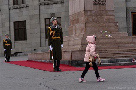 Պատվո պահակախումբը` Թումանյանի արձանի մոտ լուսանկարներ