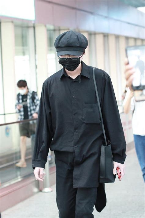 毛不易全黑look低调现身 戴画家帽衬衫半塞内敛有型 新浪图片