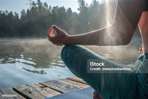 자연에서 편안한 요가일출에 호수 부두에 연꽃 위치를 들고 여자의 몸에 가까이 요가에 대한 스톡 사진 및 기타 이미지 요가 클로즈업 호수 Istock