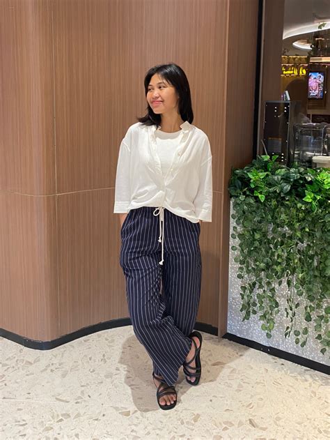 ดูไอเดียสไตล์การแต่งตัวสำหรับ「กระโปรง ผ้าซาติน、เสื้อเชิ้ต ผ้าลินินผสม คอตั้ง แขน 3 4」 Uniqlo Th