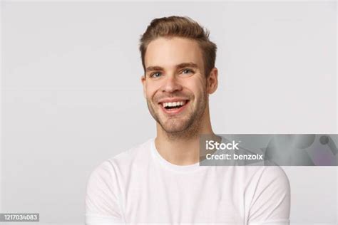 푸른 눈과 강모와 꿈꾸는 매력적인 금발 백인 남자 웃고 행복과 기쁨에서 미소 긍정적 인 감정을 표현 유쾌하고 낙관적 인 흰색 배경 남자 친구에 대한 스톡 사진 및 기타