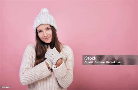 쾌활한 미소 레이디는 따뜻한 스웨터 우유 색 모자를 착용합니다 심장에 접힌 손 세련되고 섬세한 겨울에 대한 스톡 사진 및 기타 이미지 Istock