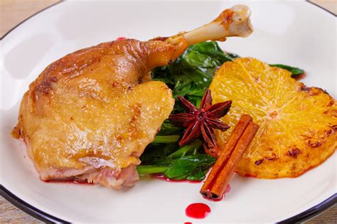 시금치와 새 콤 하 고 달콤한 베리 소스에 오렌지 오리 다리 갈색에 대한 스톡 사진 및 기타 이미지 갈색 거위 새 고기 Istock