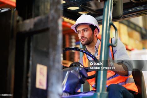 지게차 운전자가 산업용 컨테이너 창고 공장에서 상자를 옮기는 창고 직원 지게차로 깨어난 남자 노동자 작동하기에 대한 스톡 사진 및 기타 이미지 Istock