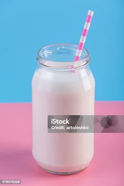 파스텔 배경에 짚으로 신선한 우유의 유리 병 다채로운 미니입니다 칼슘과 건강 한 낙농 제품 0명에 대한 스톡 사진 및 기타 이미지 Istock