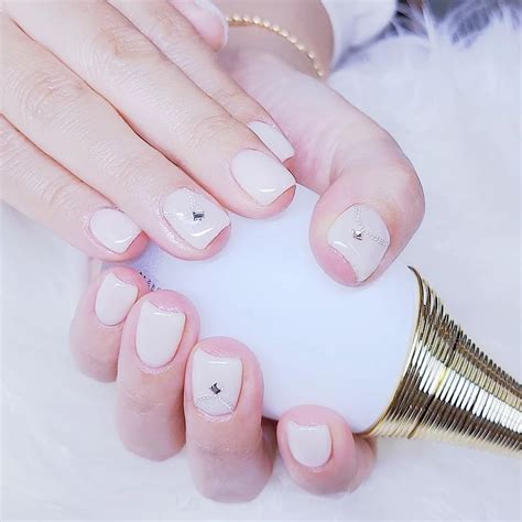 Haeyumnail 시럽네일 화이트네일 스와로브스키네일 해윰네일 ☎️010 4064 8687