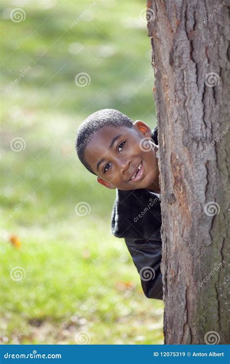Niño Masculino Del Afroamericano Que Juega Al Aire Libre Imagen De