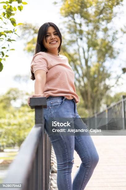 긴 스트레이트 헤어를 가진 젊은 여성 모델은 기본 티셔츠와 청바지를 입는다 20 24세에 대한 스톡 사진 및 기타 이미지 20 24세 20 29세 T 셔츠 Istock