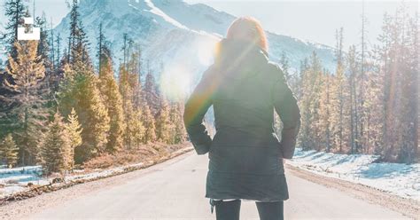 검은 트렌치 코트를 입은 사람이 아스팔트 도로에 서 있습니다 사진 Unsplash의 무료 식물 이미지