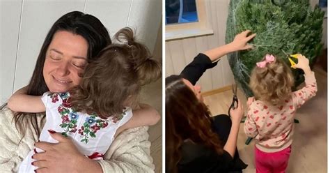 Наталія Могилевська з 4 річною донькою розпакували ялинку й показали її