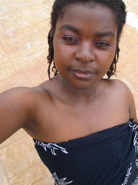 무료 이미지 사람 여자 사진술 트렁크 다리 초상화 모델 레이디 헤어 스타일 미소 흑단 인간의 몸 흑발 얼굴 대퇴골 아름다움 복부 사진 촬영