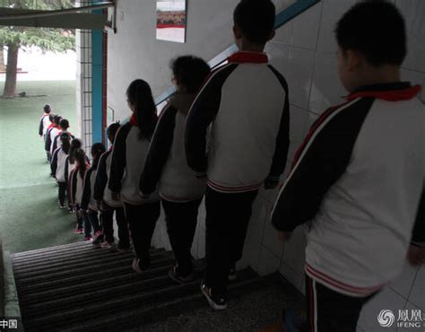 济南一小学5年坚持按箭头走路 靠右上下楼梯