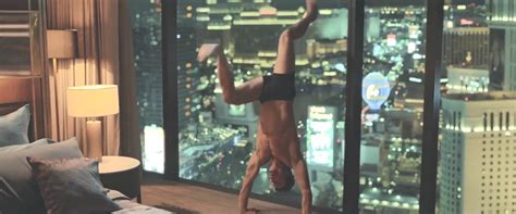 STRAIGHT MUSCULAR HUNK ThisVid 日本語で
