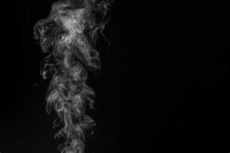 공기 포화기에서 흰색 증기 스프레이 증기 검은 색 배경에 연기 조각 추상적 배경 0명에 대한 스톡 사진 및 기타 이미지 0명