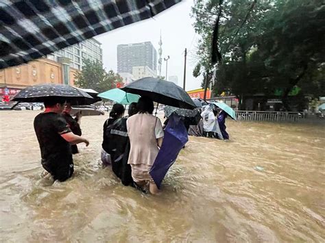 图集郑州遭遇历史极值暴雨城市内涝围墙坍塌汽车被淹没 界面新闻 影像